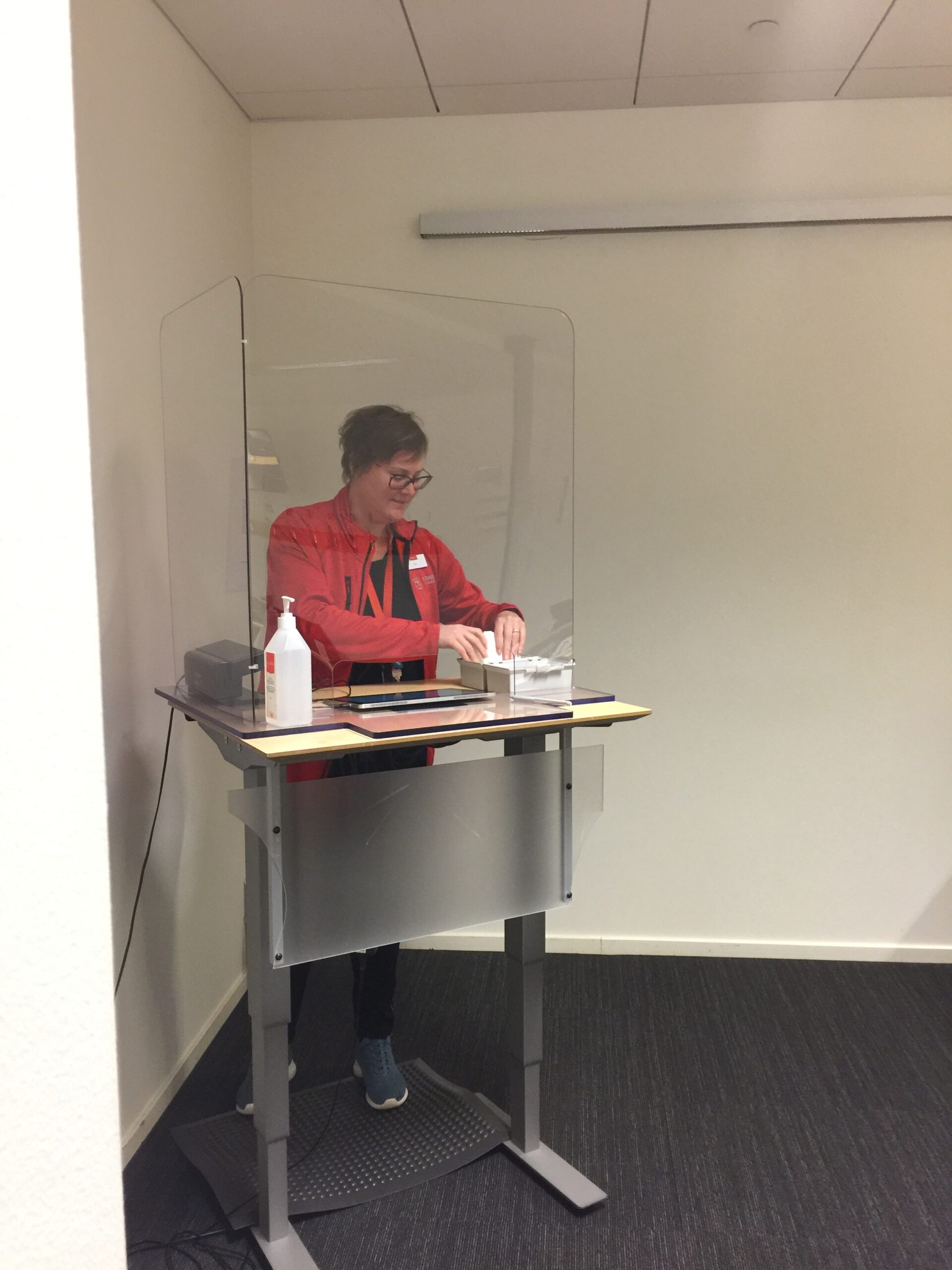 Sneeze Guard Screens | Protective plastic divider | Solarplexius